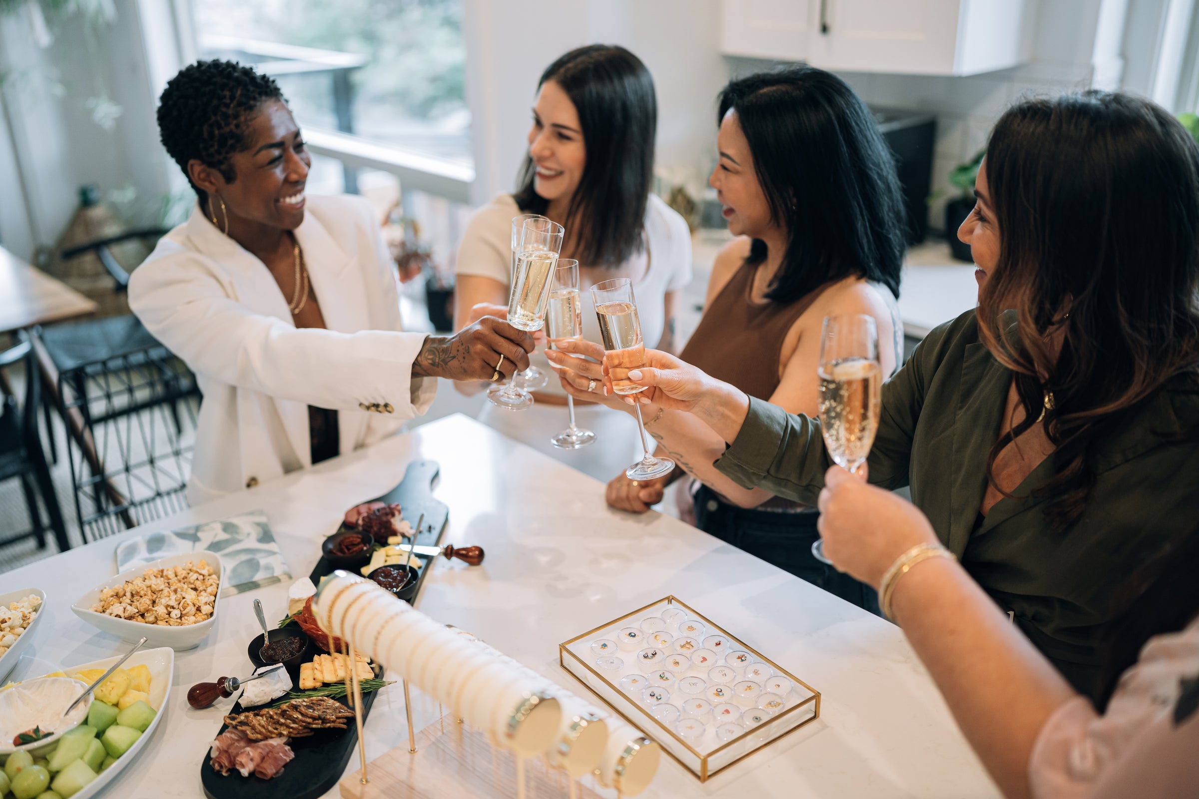 Permanent Jewellery Coquitlam, Kelowna, Penticton, Ottawa | Luna & Boo